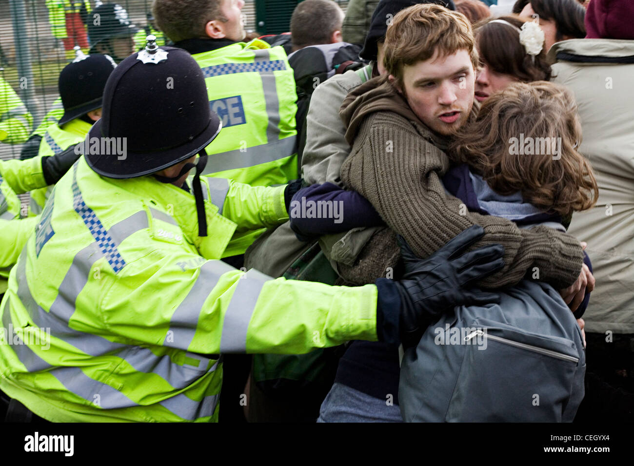 Police officer helping hi-res stock photography and images - Alamy