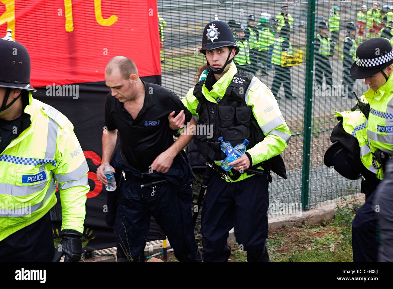 Police officer helping hi-res stock photography and images - Alamy