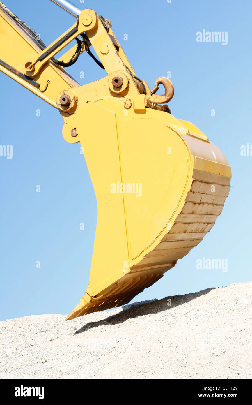 A huge shovel digging in dirt Stock Photo - Alamy