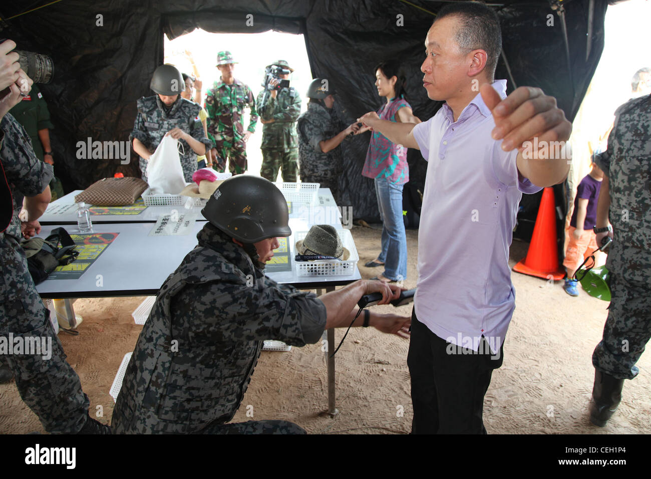 Non combatant evacuation operations neo hi-res stock photography and ...