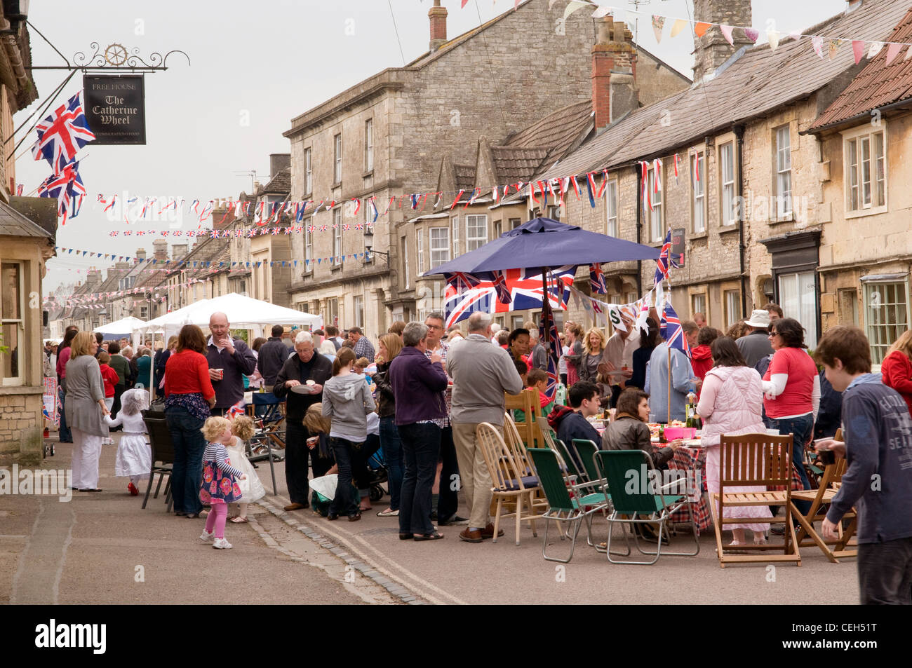 Street party group tables hi-res stock photography and images - Alamy