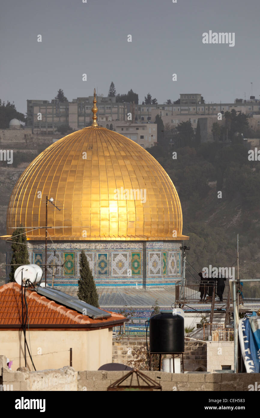 Three Jews admiring the Dome of the Rock Stock Photo - Alamy