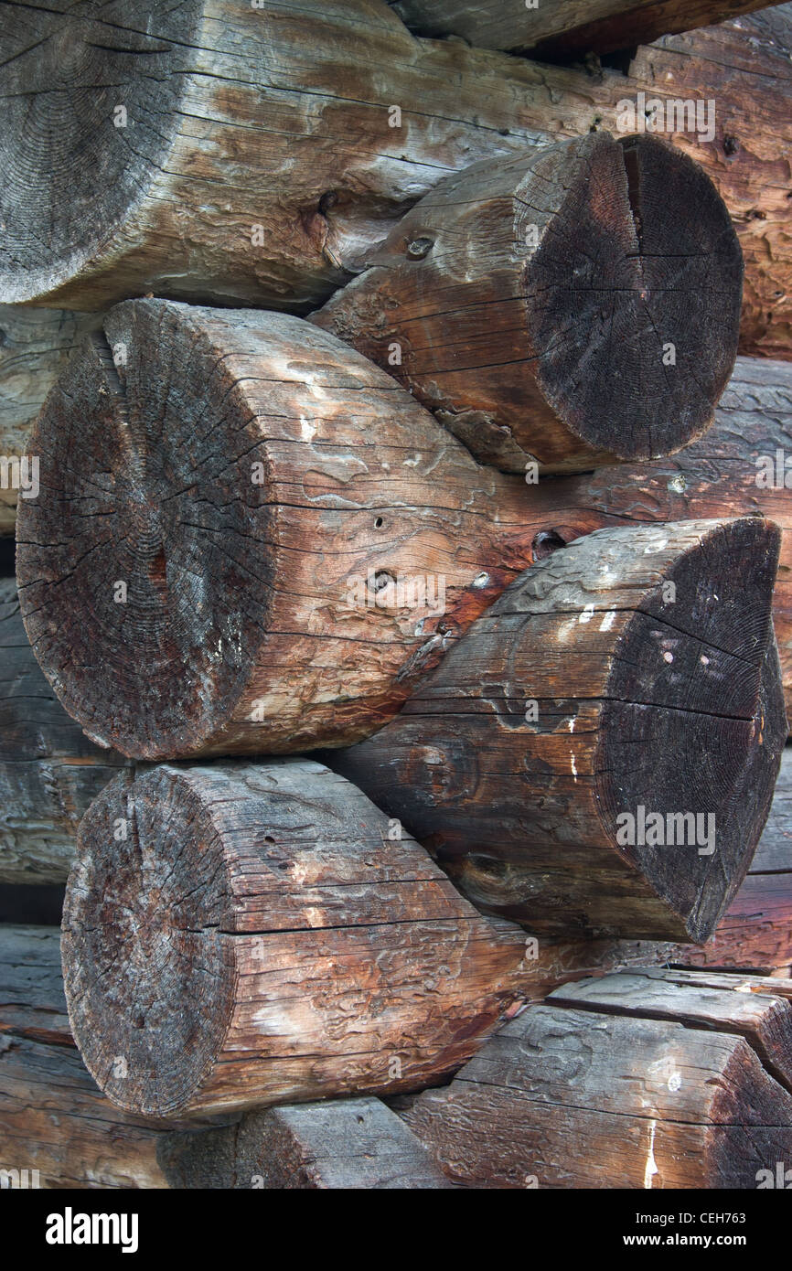 Detail of a wooden cottage, with corner log assembly Stock Photo - Alamy