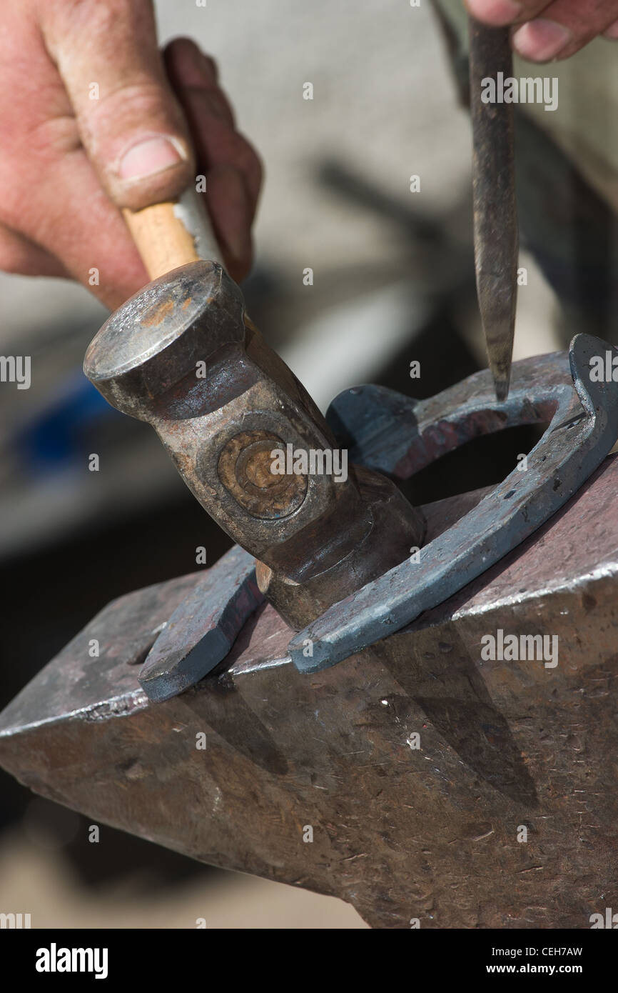 Working a horseshoe with the hammer Stock Photo - Alamy