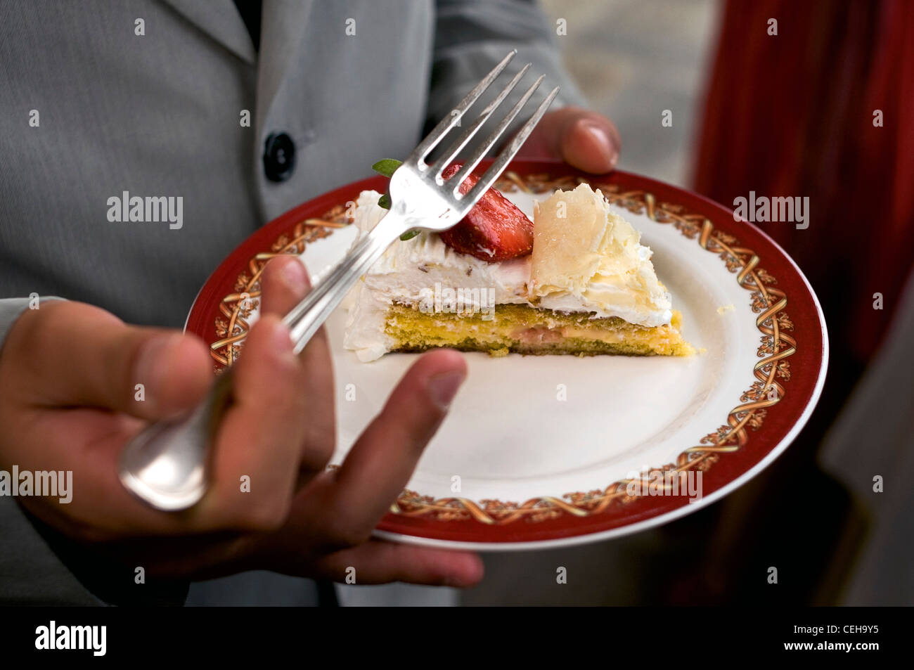 Guest eat cake wedding hi-res stock photography and images - Alamy