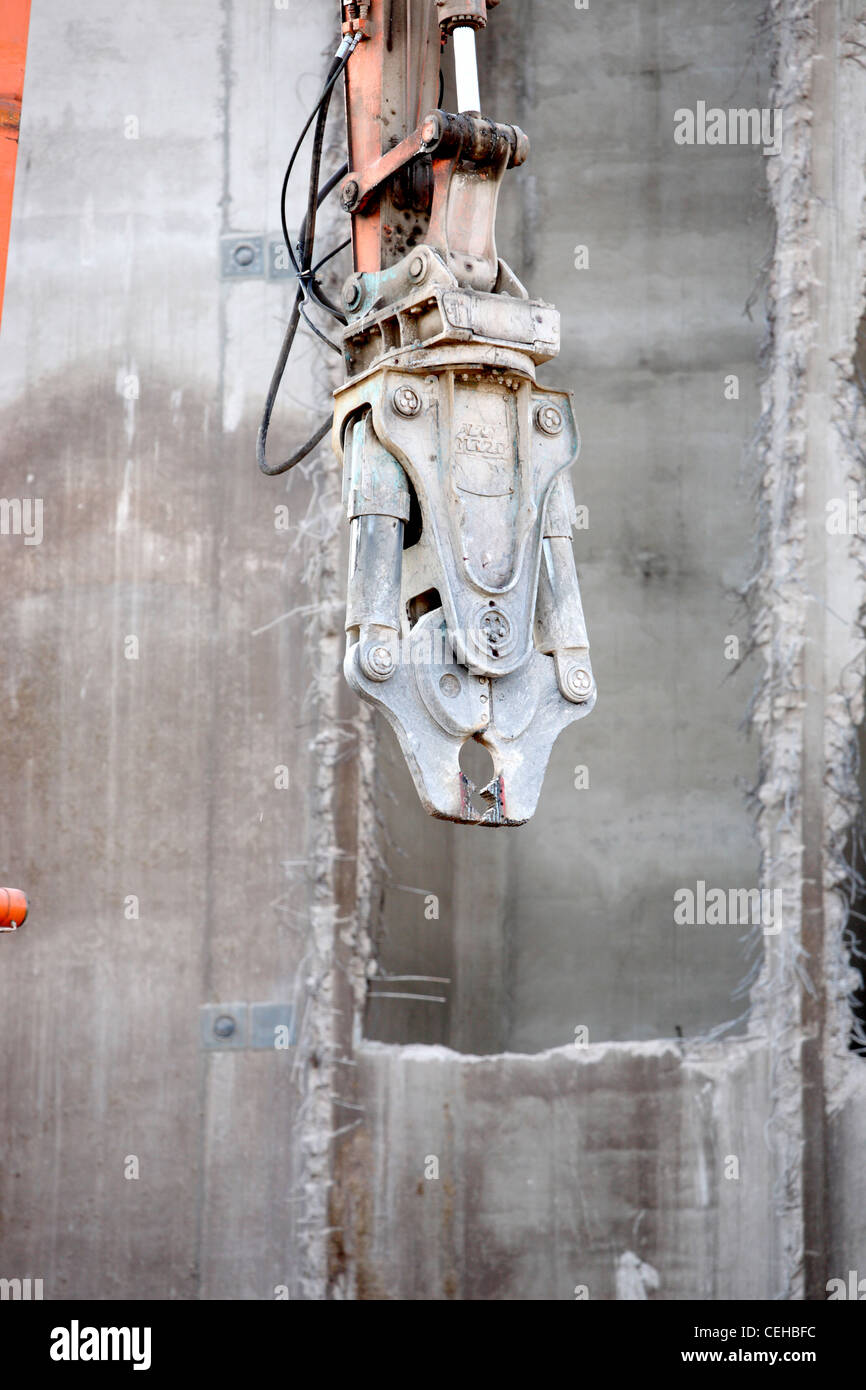Demolition claw hi-res stock photography and images - Alamy
