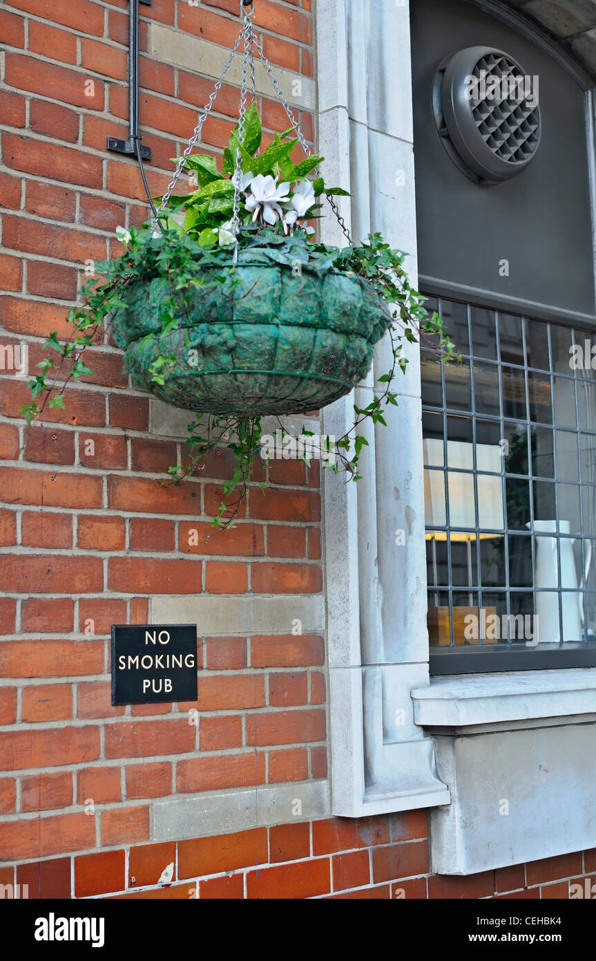 Pub smoking outdoor hi-res stock photography and images - Alamy