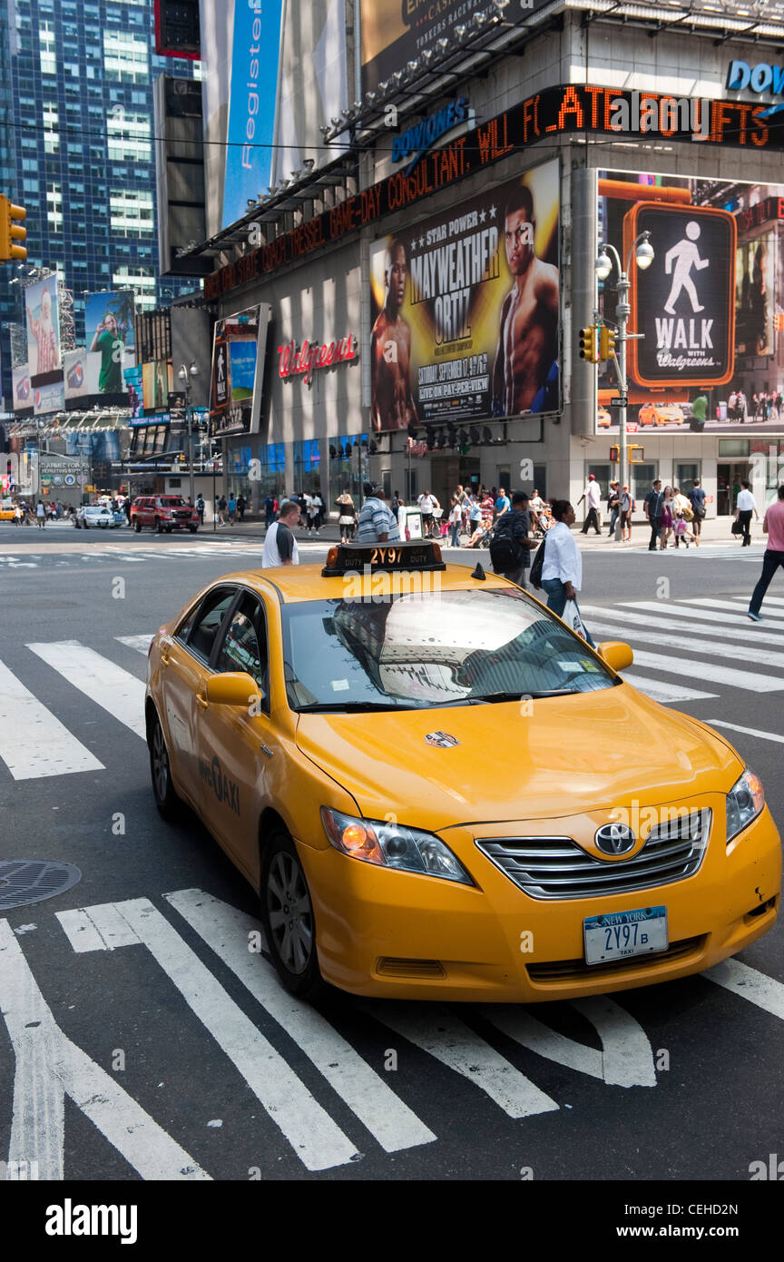 Yellow cabs on road hi-res stock photography and images - Alamy