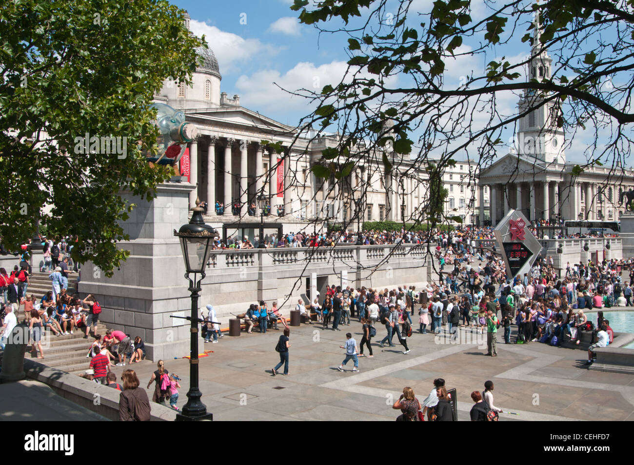 Crowd trafalgar square hi-res stock photography and images - Alamy