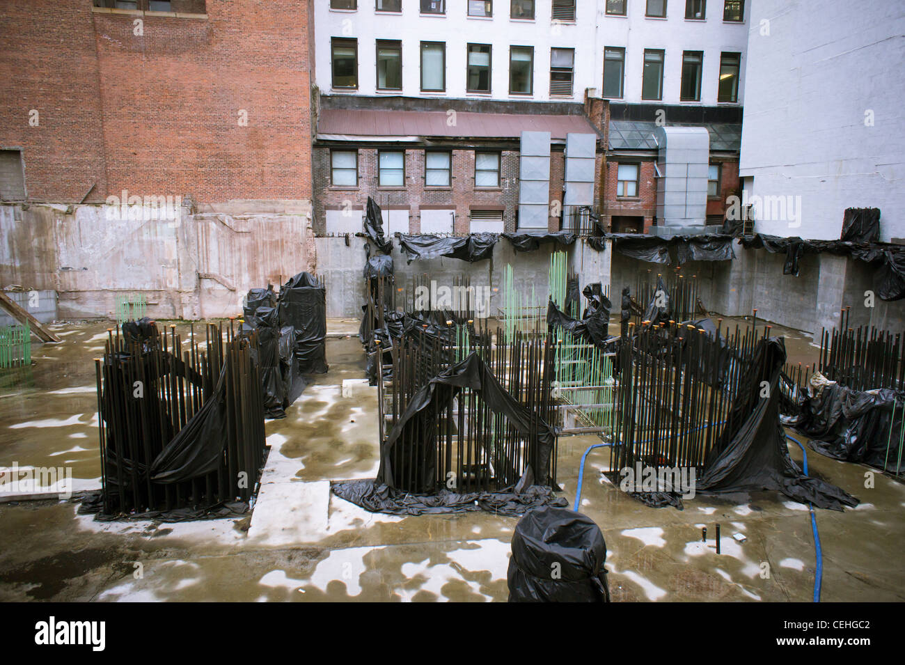 City excavation hole new york city hi-res stock photography and images ...
