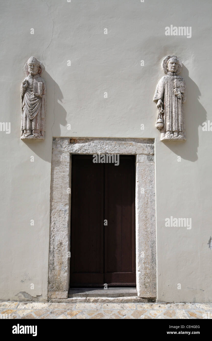 Romanesque entrance door hi-res stock photography and images - Alamy