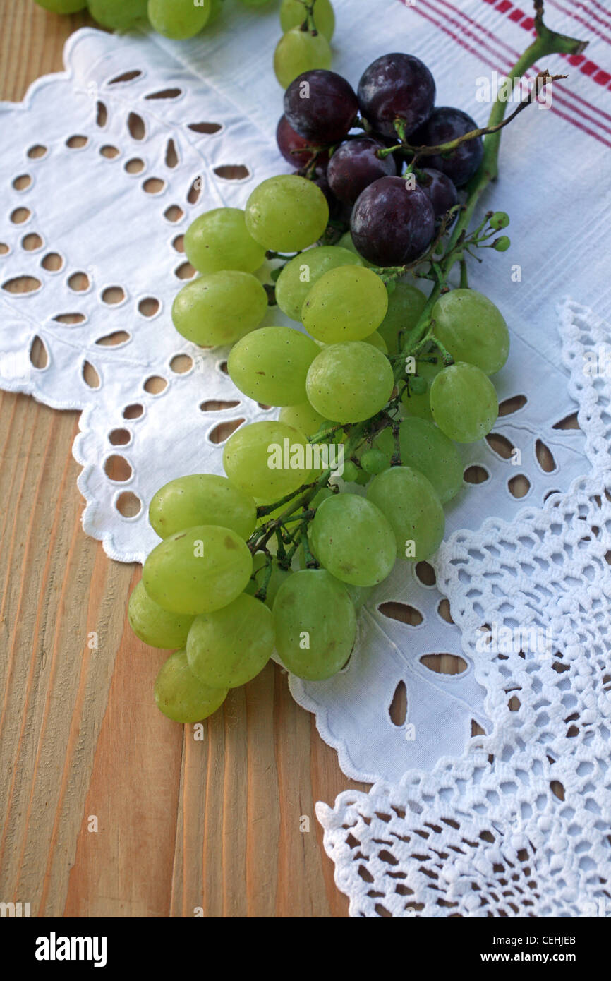Grape cluster hi-res stock photography and images - Alamy