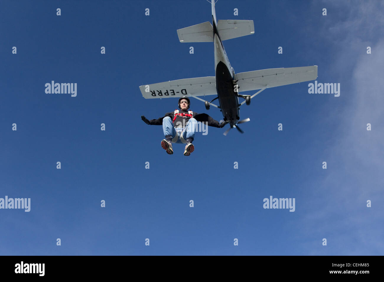 Parachute jumping out of plane hi-res stock photography and images - Alamy