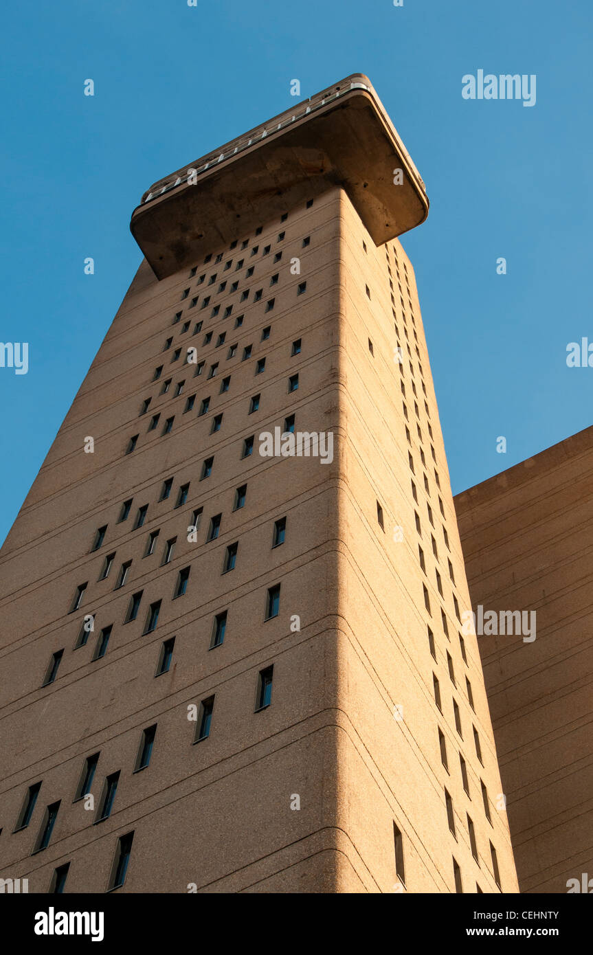 Trellick Tower, 31-storey Apartment Block designed in Brutalist Style ...