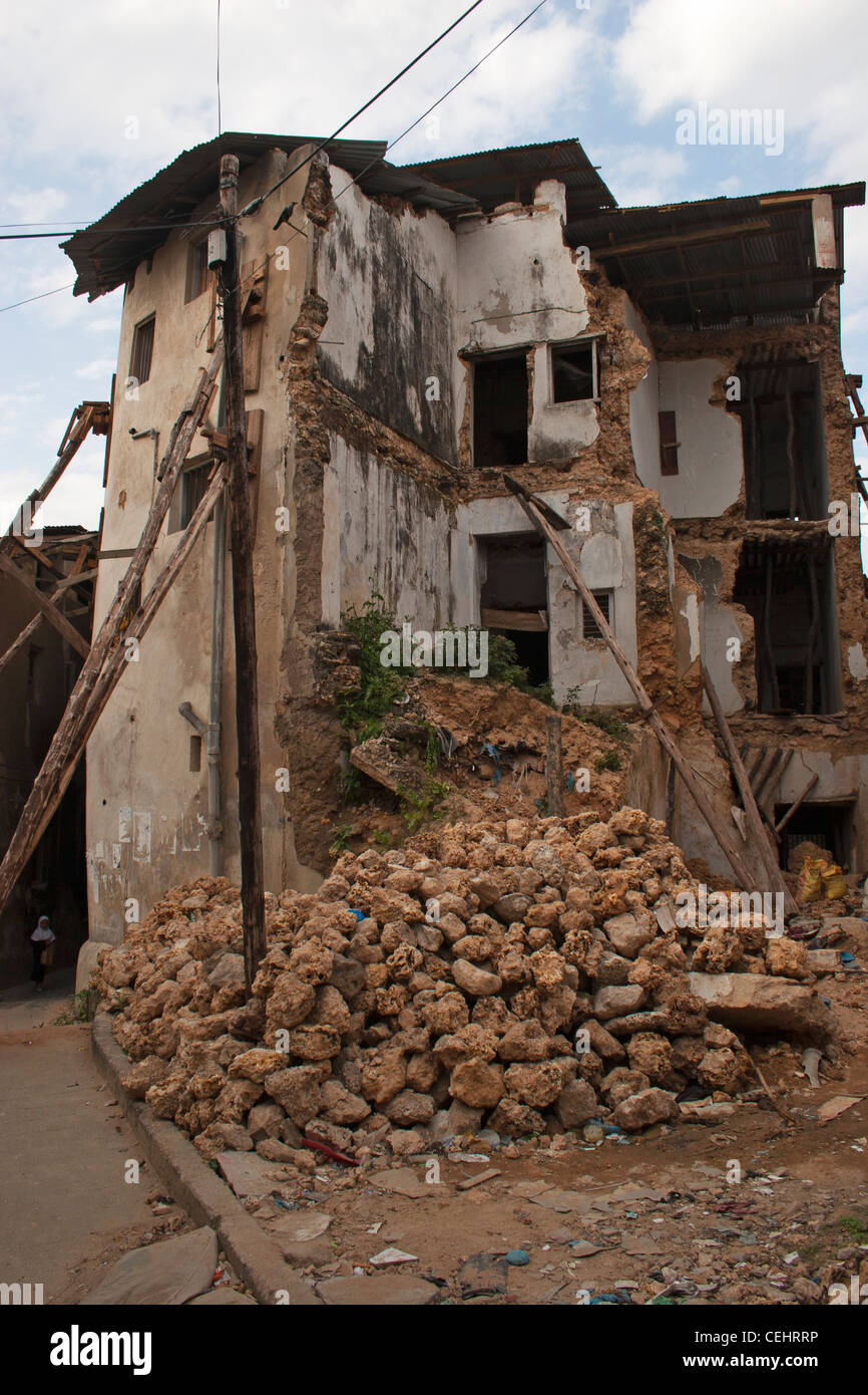A house in Stone Town being demolished, Zanzibar Stock Photo - Alamy