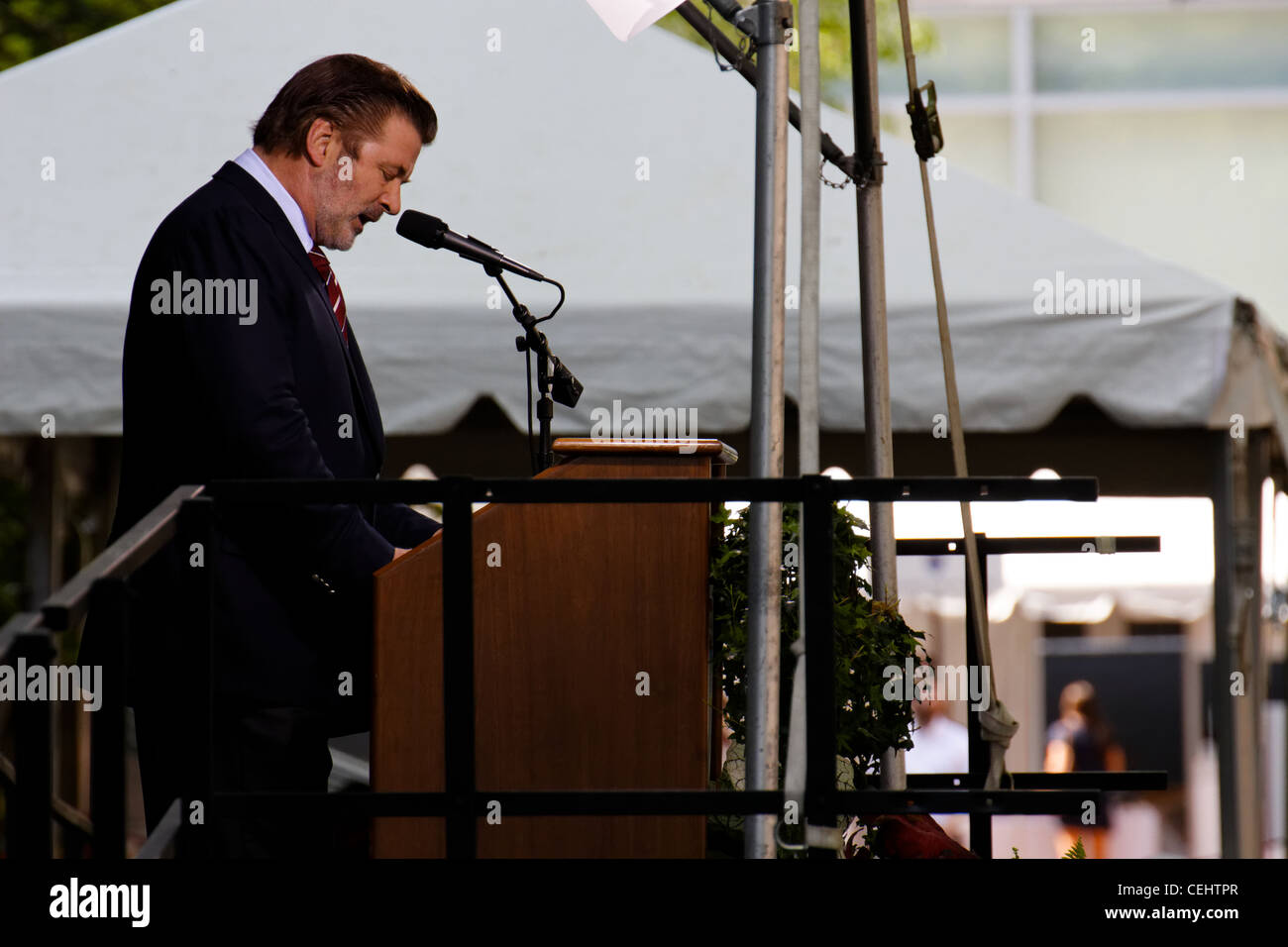 Alec Baldwin at the HLS Commencement 2011 (Harvard Law School ...