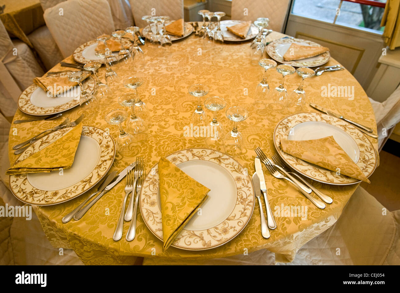 laid table at a wedding Stock Photo - Alamy
