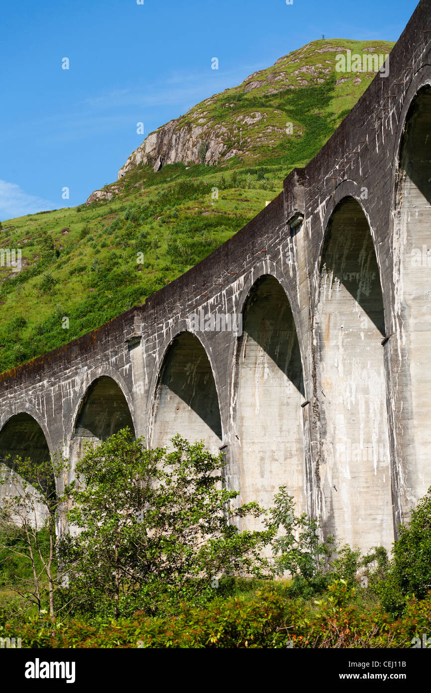 The Glenfinnan viaduct in Scotland, made famous by the Harry Potter ...