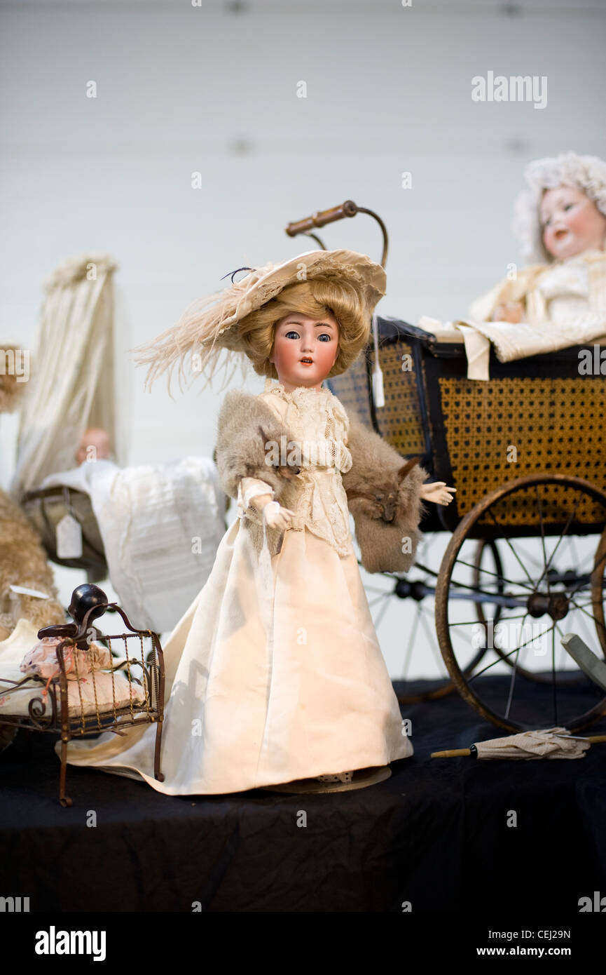 Antique dolls hi-res stock photography and images - Alamy