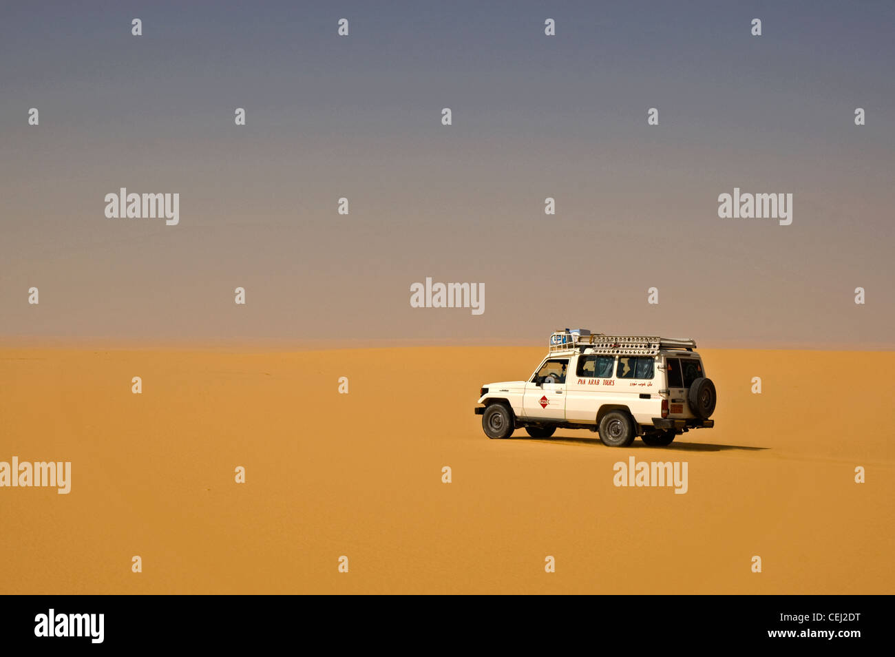 NORTH AFRICA, EGYPT, Farafra Oasis, 4 wheel drive at speed Stock Photo ...