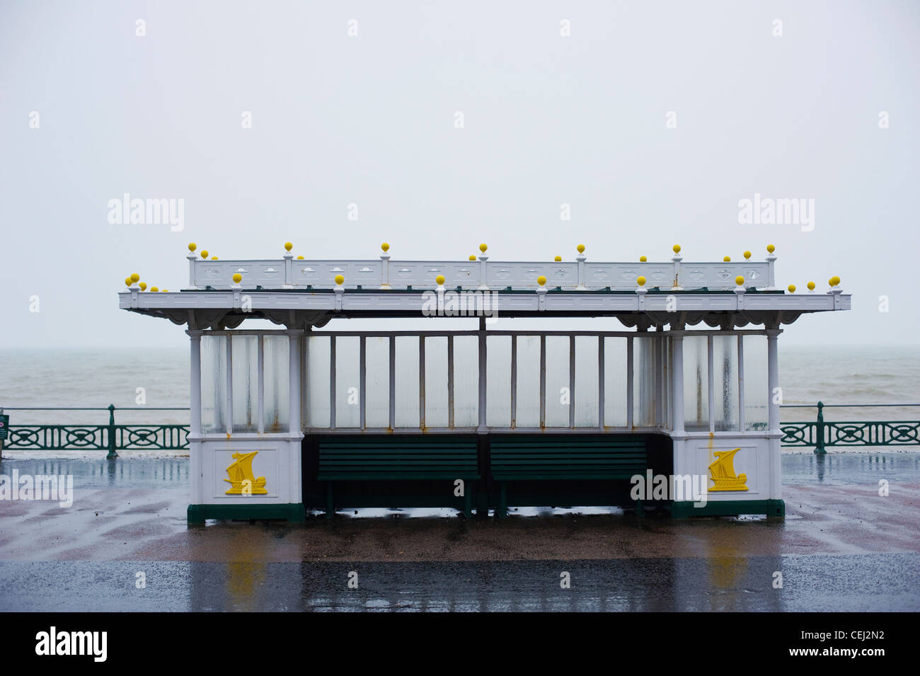 Brighton seafront bench hi-res stock photography and images - Alamy