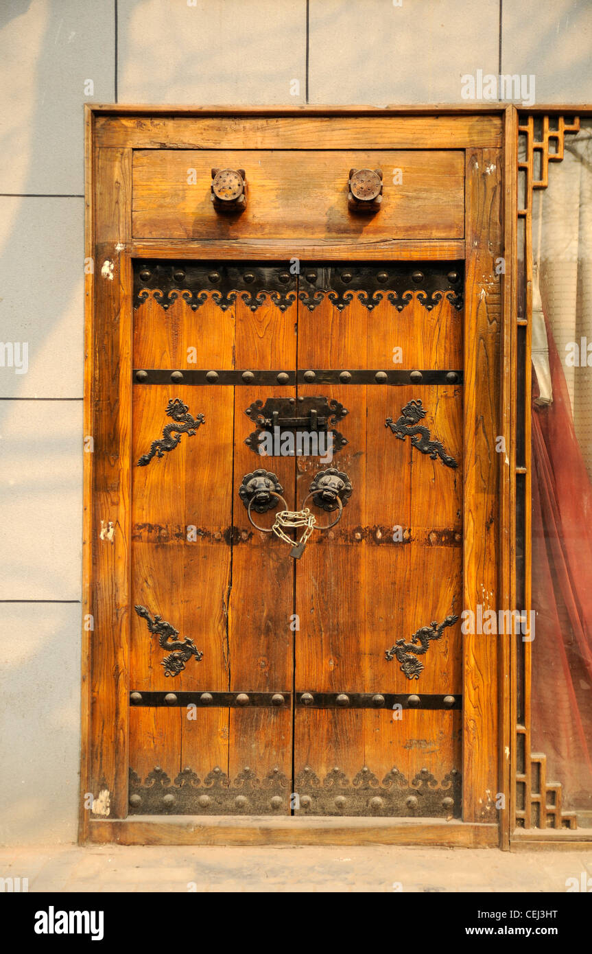 Chinese wooden gate hi-res stock photography and images - Alamy