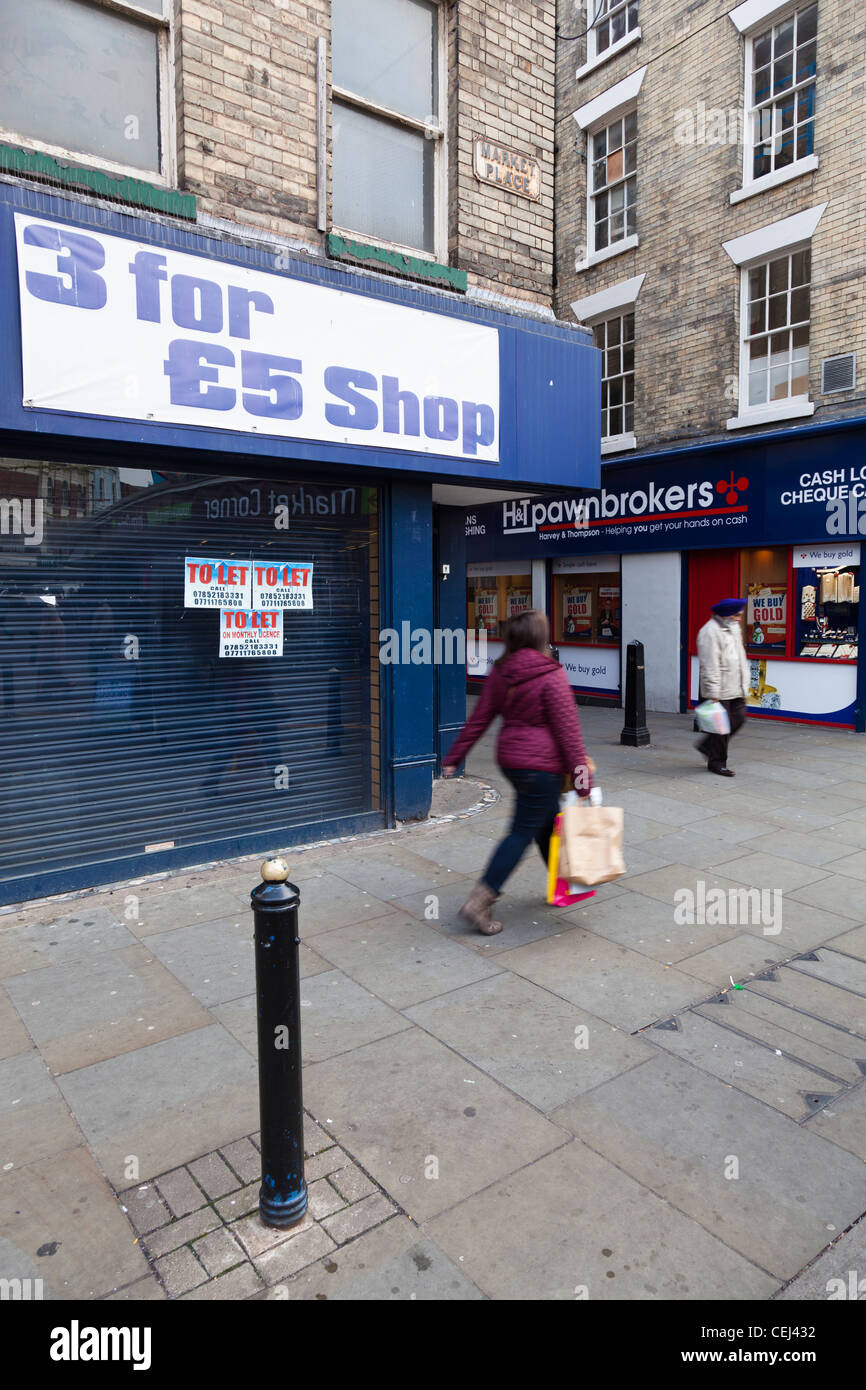 Low cost shop and pawnbrokers Stock Photo - Alamy