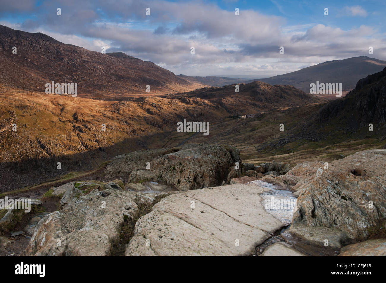 Hikers looking down valley hi-res stock photography and images - Alamy