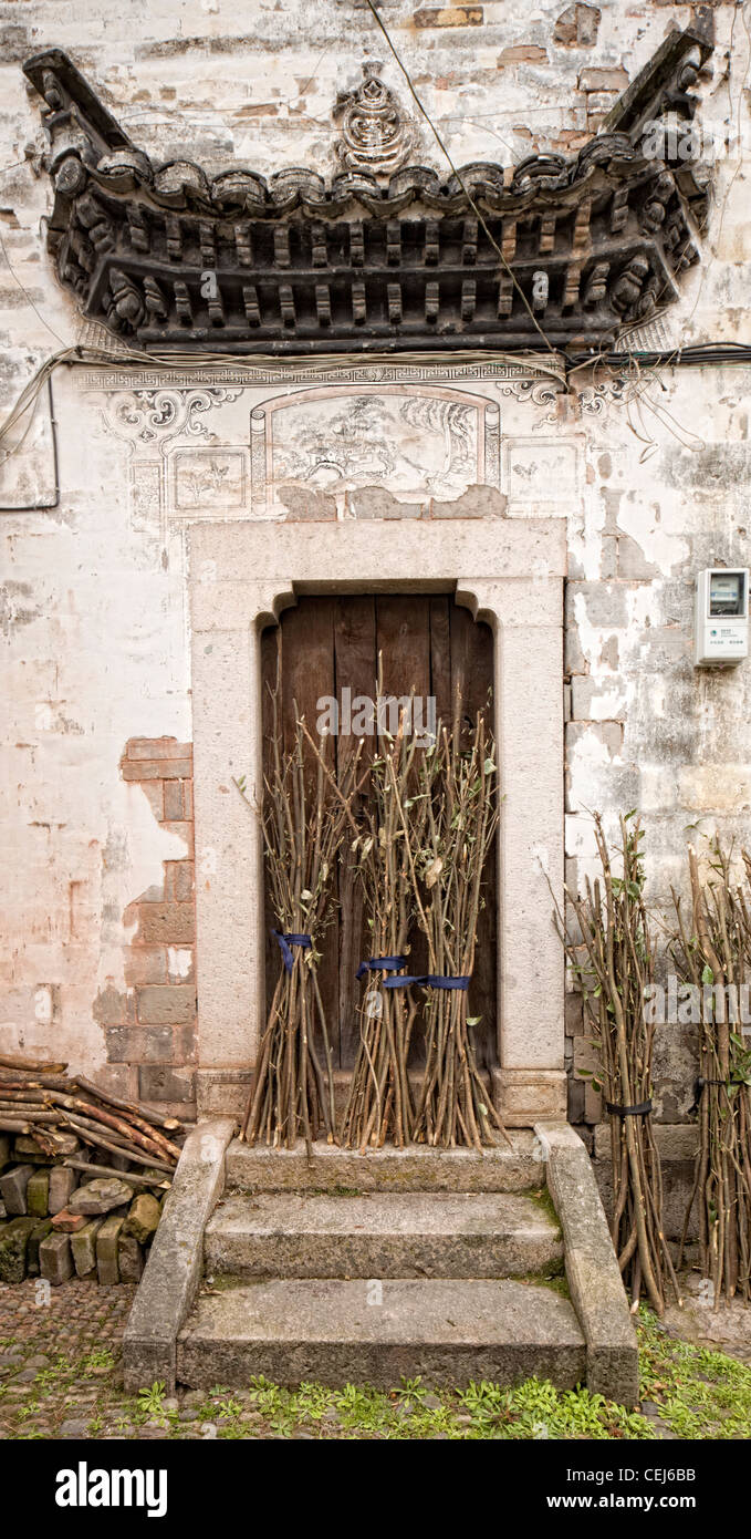 Traditional chinese hui style door hi-res stock photography and images ...