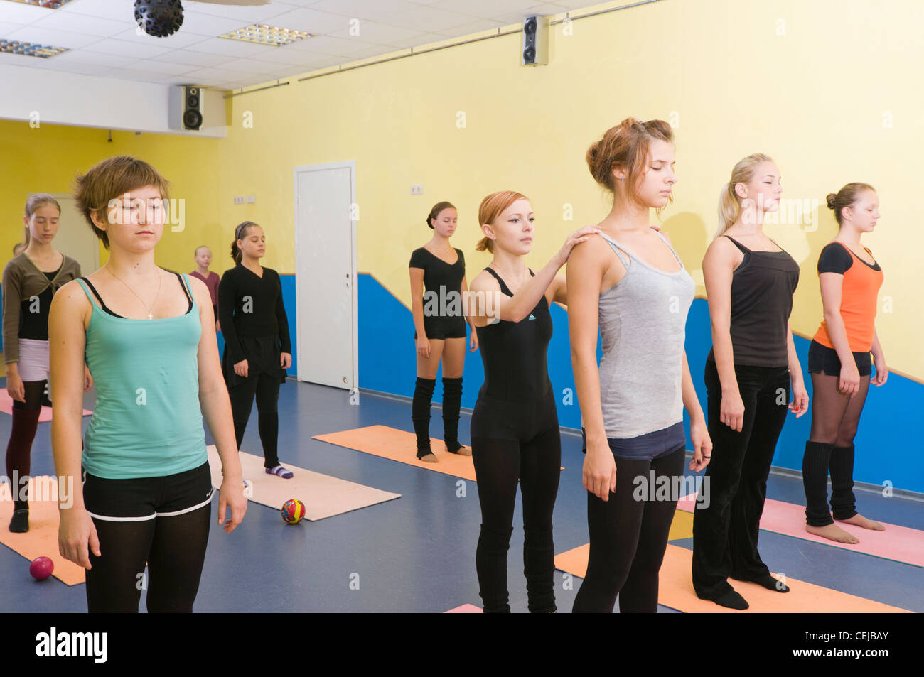 Fitness class for teenage girls Stock Photo - Alamy