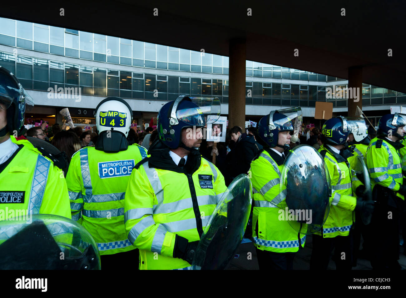 Metropolitan police shield hi-res stock photography and images - Alamy