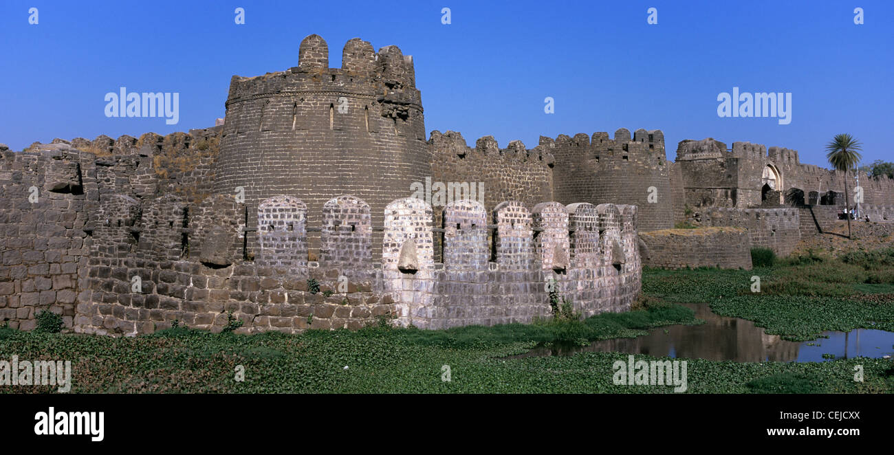 gulbarga fort ramparts and moat india karnataka tourism Stock Photo - Alamy