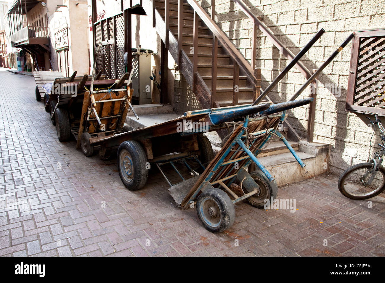 Hand trolleys hi-res stock photography and images - Alamy