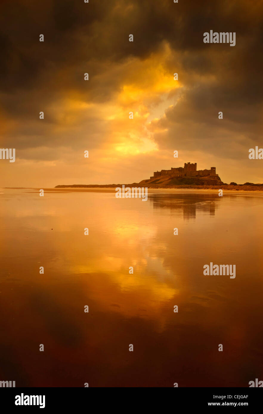 Sunrise over the Castle at Bamburgh Stock Photo - Alamy