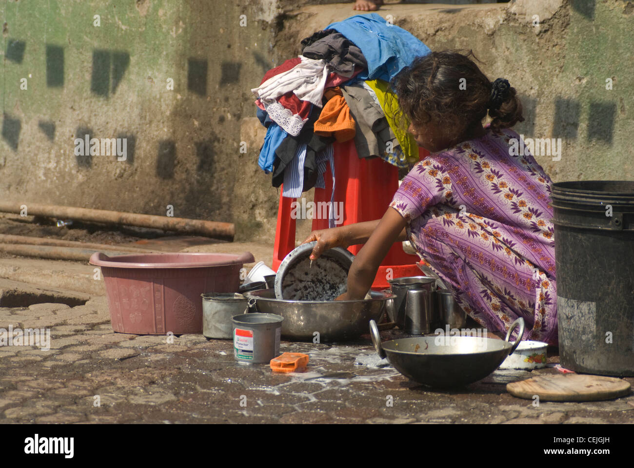 Young Girl washing plates - Dharavi, Mumbai Stock Photo - Alamy
