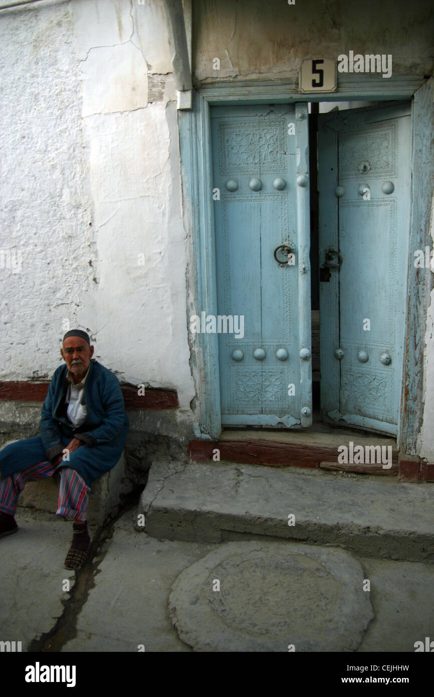 Traditional gentleman in Samarkand, Uzbekistan Stock Photo - Alamy