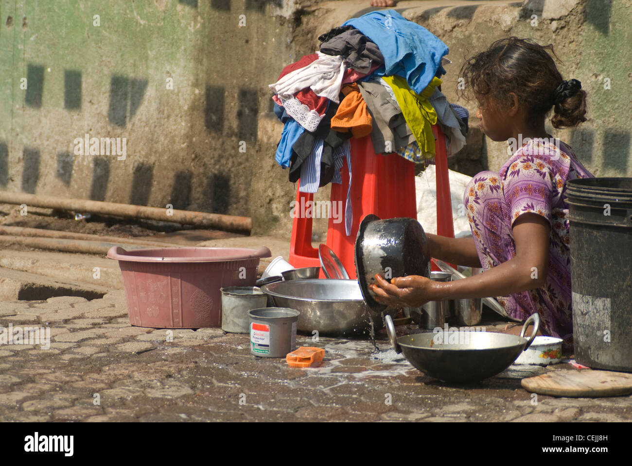 Young Girl washing plates - Dharavi, Mumbai Stock Photo - Alamy