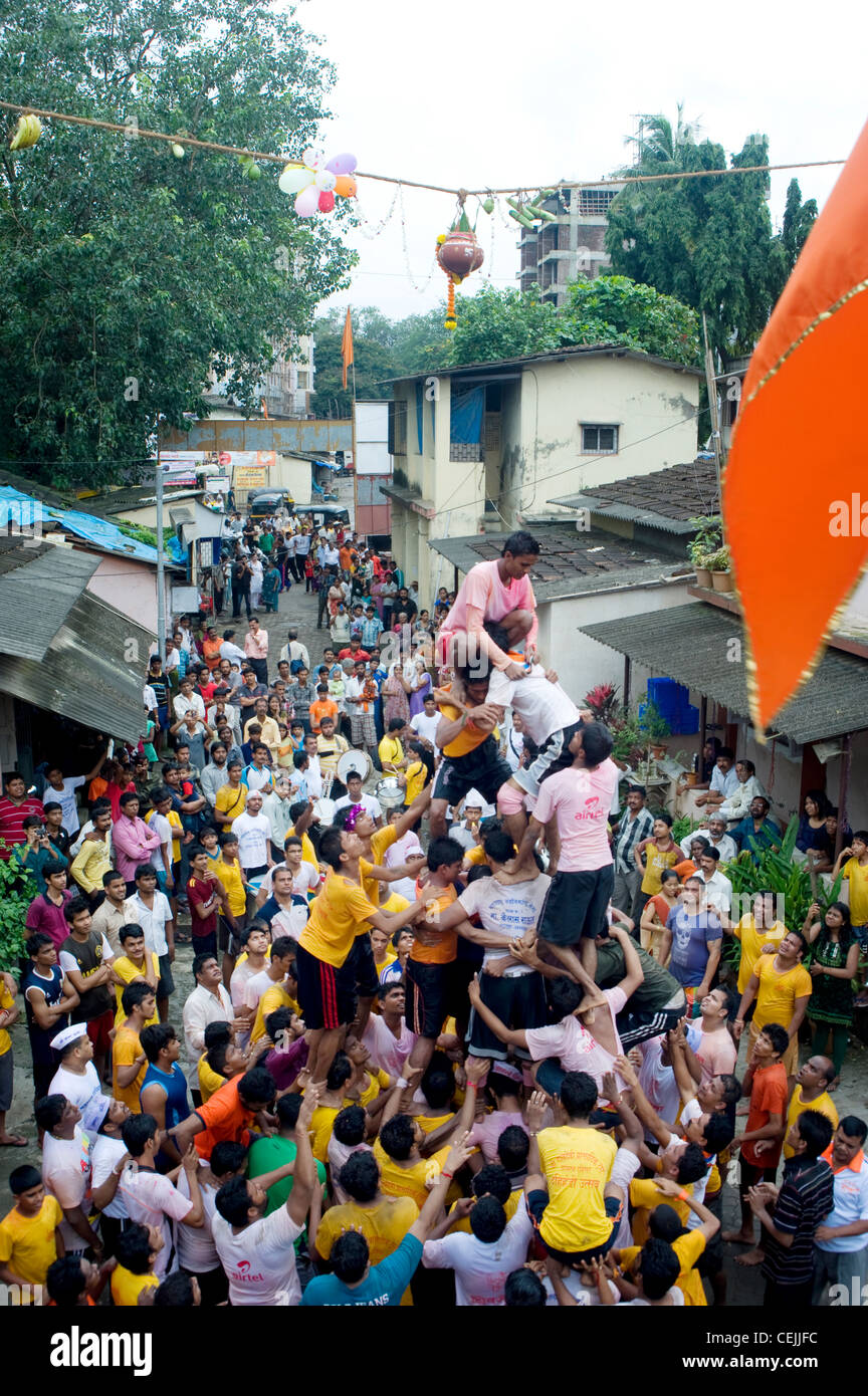 Human pyramid in mumbai hi-res stock photography and images - Alamy