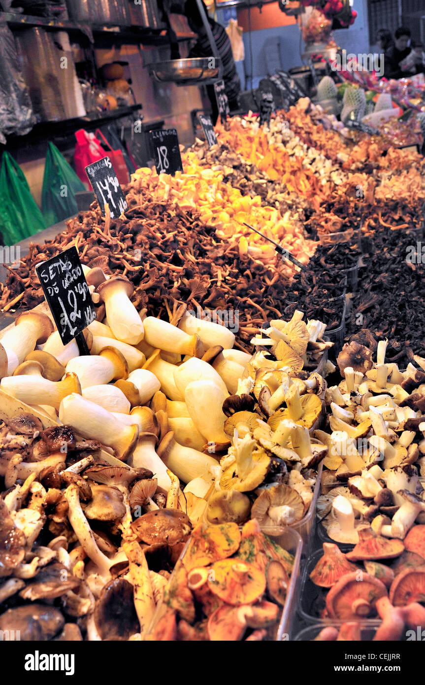 Stall selling mushrooms hi-res stock photography and images - Alamy