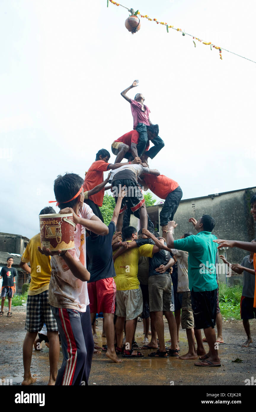 Teenagers forming human pyramid break hi-res stock photography and ...