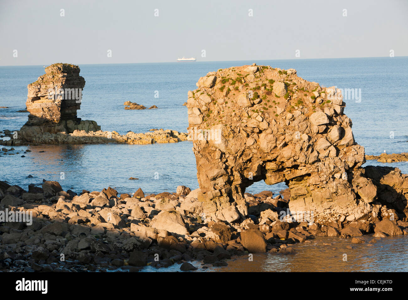 Wave cut arch hi-res stock photography and images - Alamy