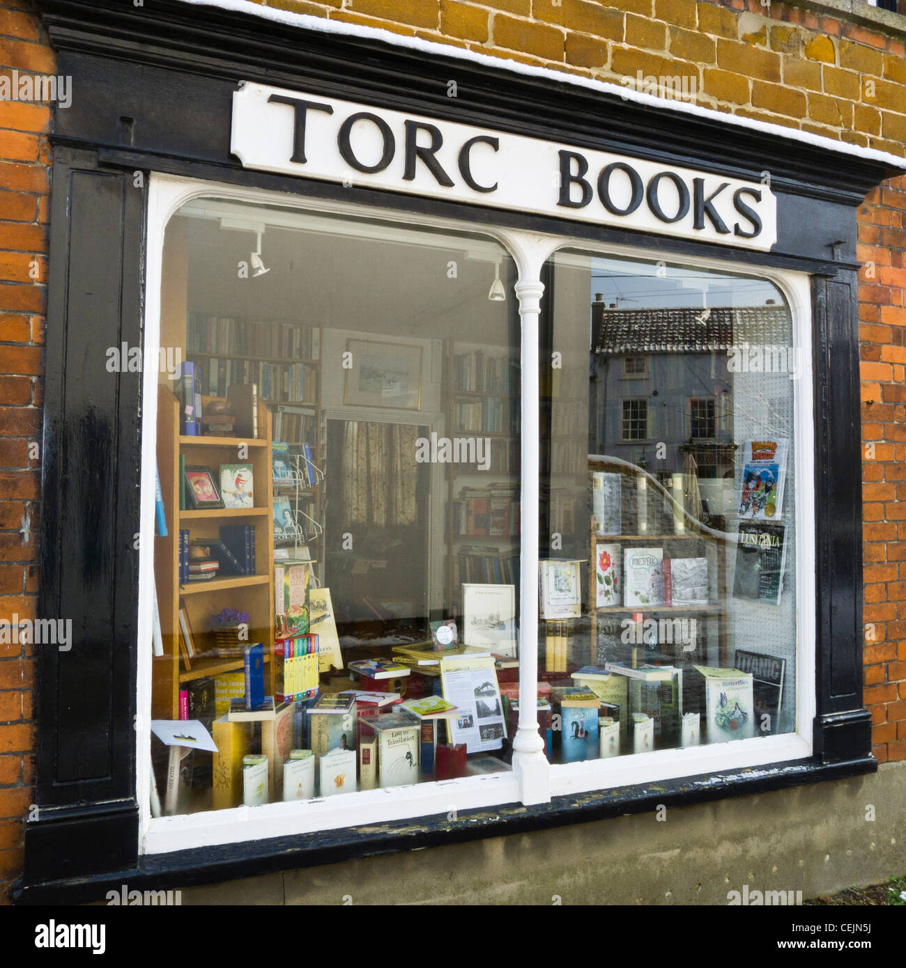 Window of second hand book shop hi-res stock photography and images - Alamy