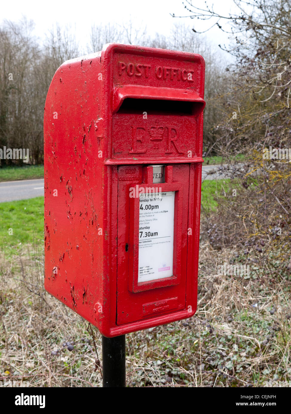 EIIR type letter box. England UK Stock Photo - Alamy