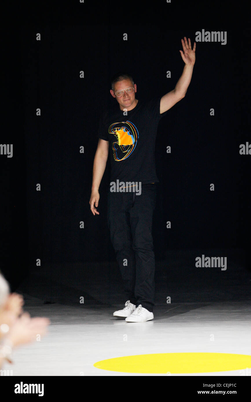 Designer giles deacon hi-res stock photography and images - Alamy