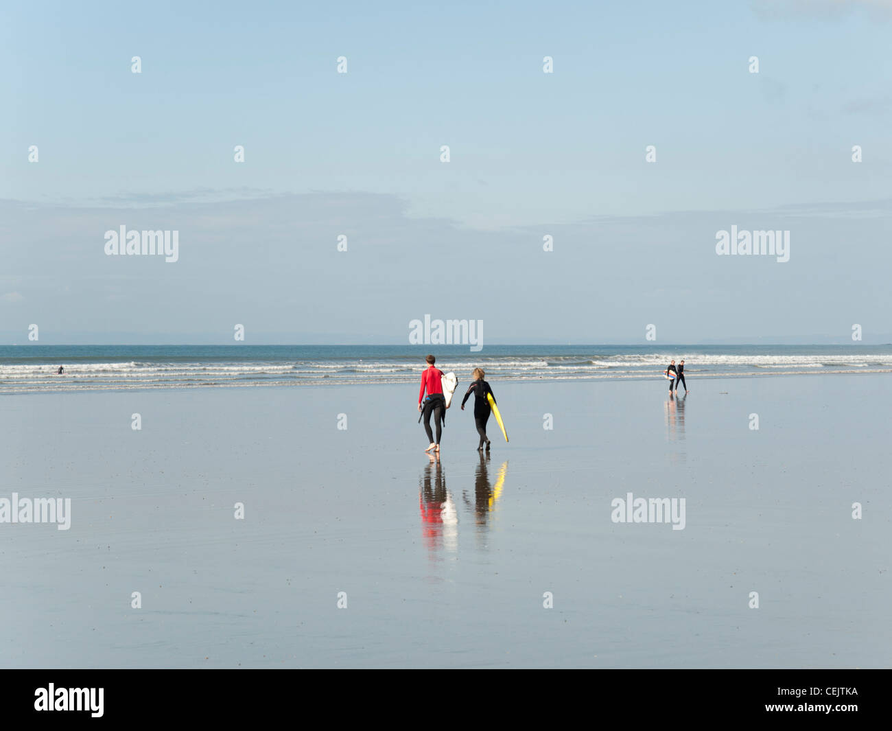 Surfers walking towards ocean hi-res stock photography and images - Alamy