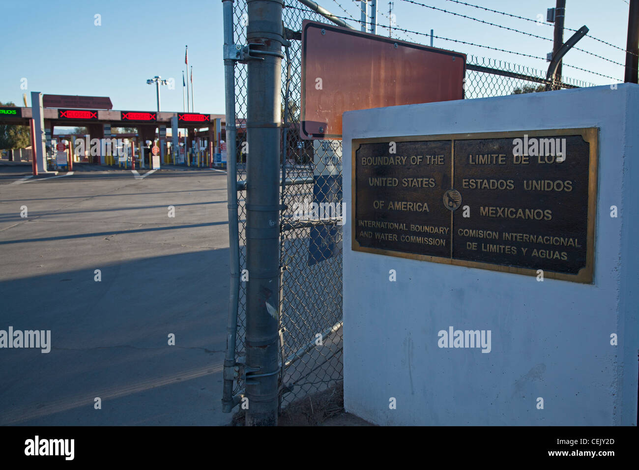 Us customs and border hi-res stock photography and images - Alamy