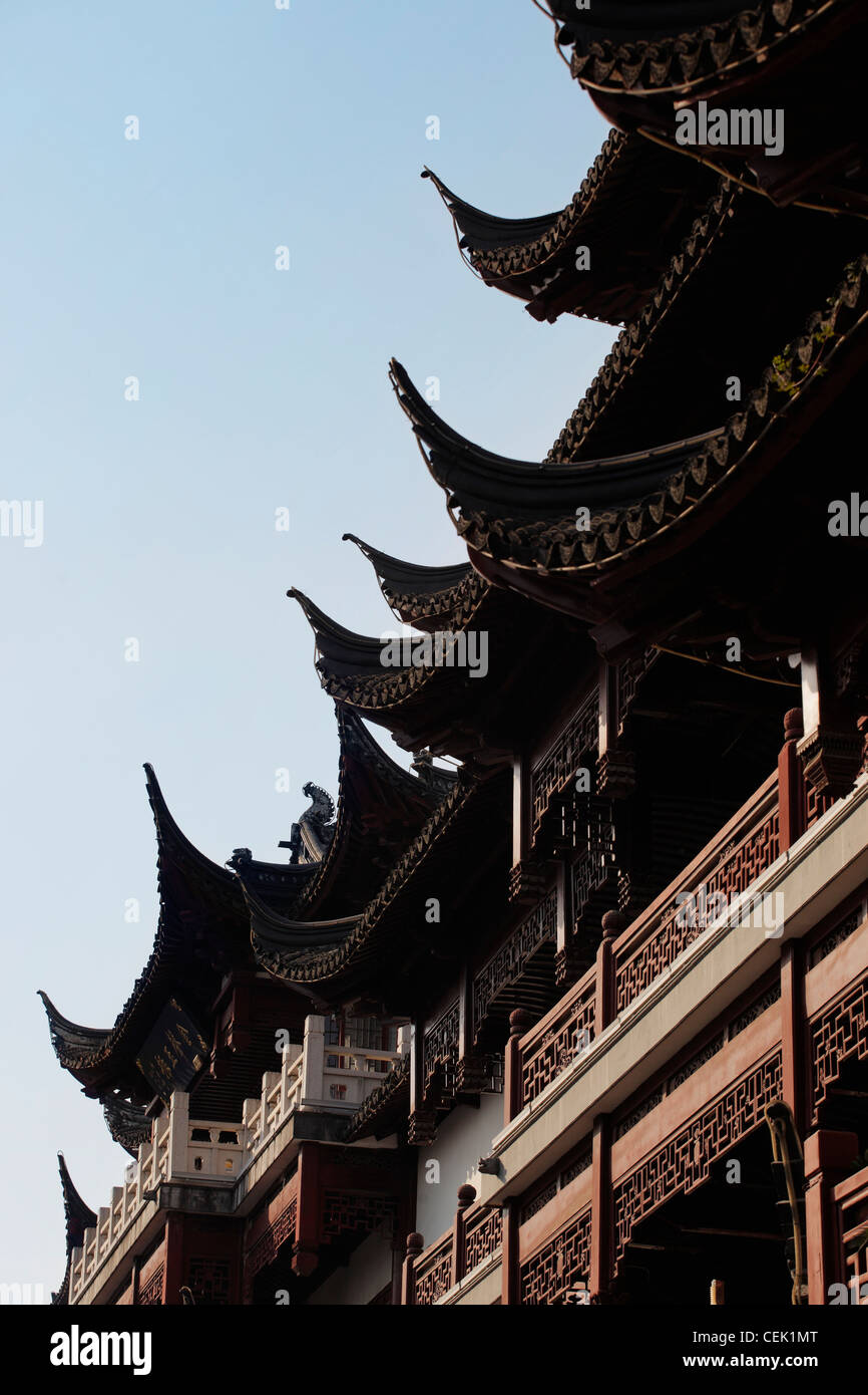 Roof detail of Lao Chenghuang (Old City God's) Temple, Shanghai, China ...