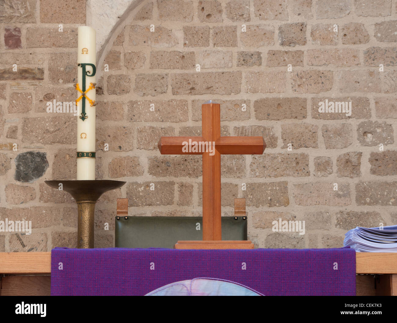 Cross altar cloth church candle hi-res stock photography and images - Alamy