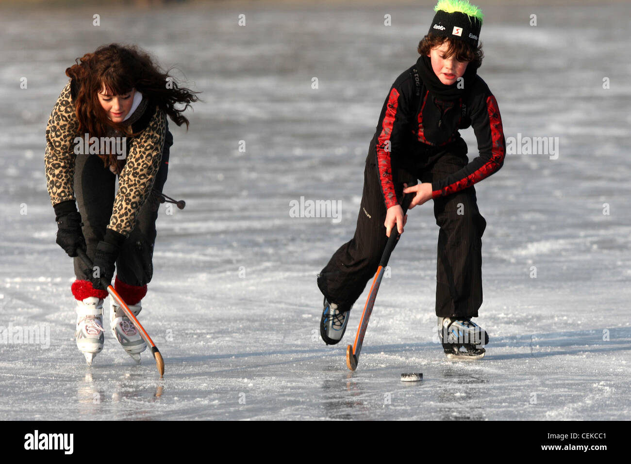 PEOPLE SKATING ON THE FROZEN FENS AT SUTTON GAULT,CAMBRIDGESHIRE Stock ...