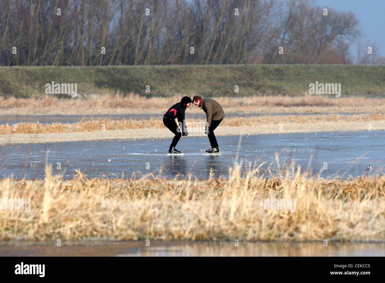 PEOPLE SKATING ON THE FROZEN FENS AT SUTTON GAULT,CAMBRIDGESHIRE Stock ...